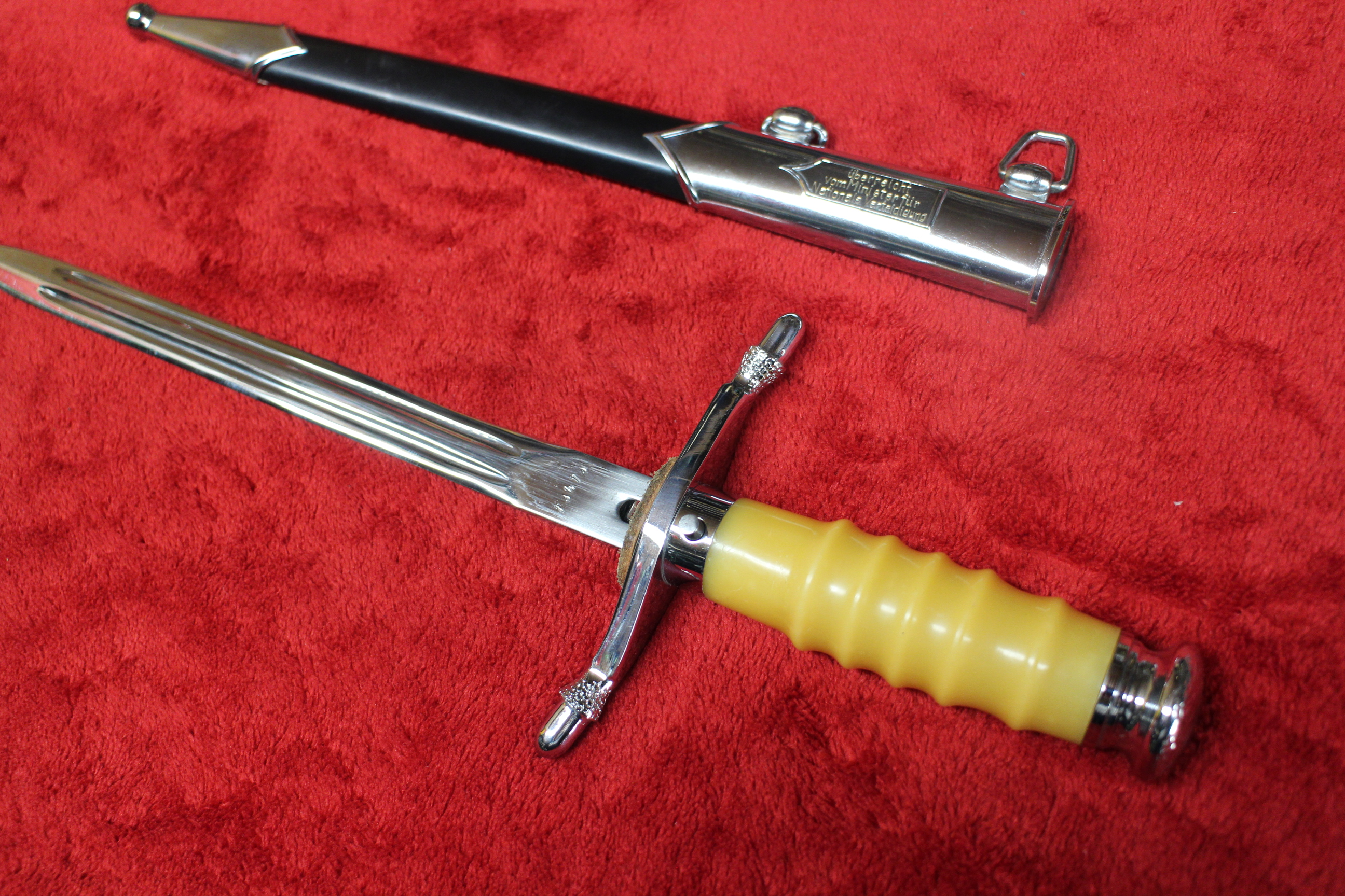 original NVA Ehrendolch Offizier mit Gravur